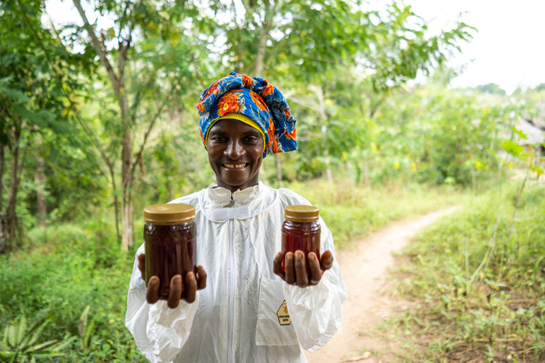 Beekeeping Project Lifts Families in Kenya Out of Poverty