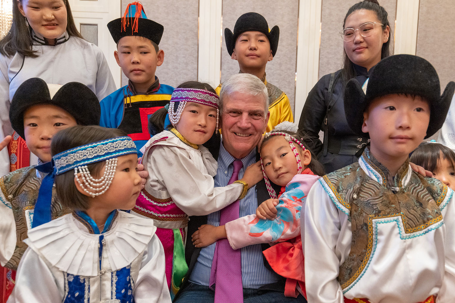 Franklin Graham Hands Out Shoebox Gifts, Meets Children’s Heart Project ...