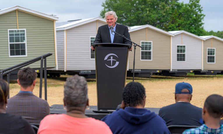 Franklin Graham Dedicates New Mobile Homes in Mississippi