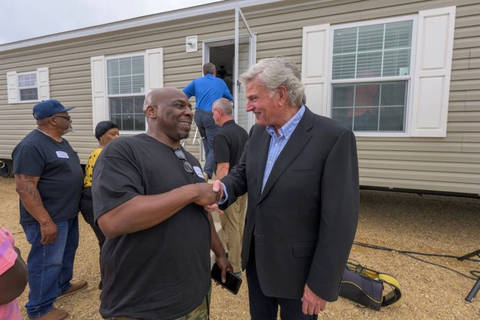 Franklin Graham Dedicates New Mobile Homes in Mississippi
